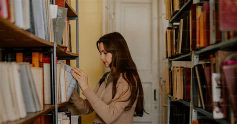 한 여자가 도서관에서 책을 보고 있다 사진 Unsplash의 도서관 이미지