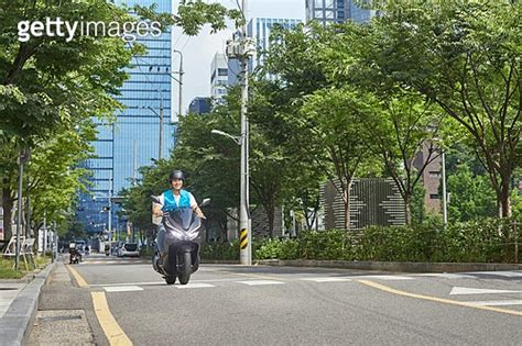 남성 오토바이타는사람 역할 배달 일 총알배송 배달 이동 컨셉 미소 이미지 Jv12060444 게티이미지뱅크