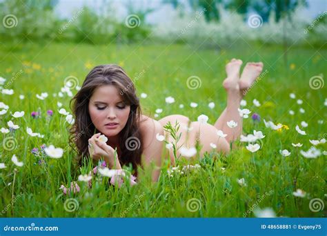 Muchacha Desnuda En El Campo Con Las Flores Imagen De Archivo Imagen