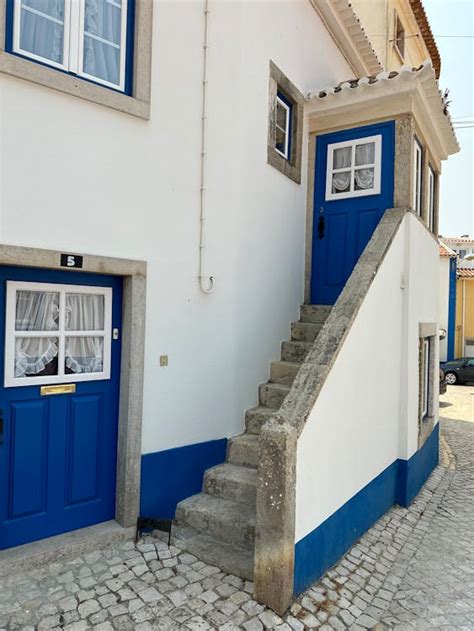 거리 풍경 건물 외관 건물 외장 건축 건축 세부 사항 경치 좋은 전망 계단 구시가지 그림 같은 남부 유럽 남서유럽 낮 도시 디자인 도시의 리스본