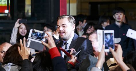 디카프리오 일본에서도 뜨거운 인기 셀카 찍으며 화끈 팬서비스