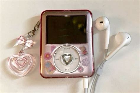 Pin De 🍸 En Hope Ur Ok En 2024 Teléfonos Y Accesorios Cosas Vintage Elementos Básicos Del Bolso