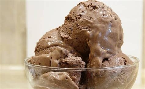 ნაყინს სახლში შესქელებული რძით და ყოველგვარი ქიმიური დანამატების გარეშე ვაკეთებ