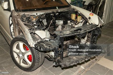 워크샵에서 분해 된 흰색 자동차 수리에 대 한 준비 프런트 엔드 후드와 범퍼 제거 내부 장비 부품 예비 부품 엔진 없이 표시 0명에 대한 스톡 사진 및 기타 이미지 Istock