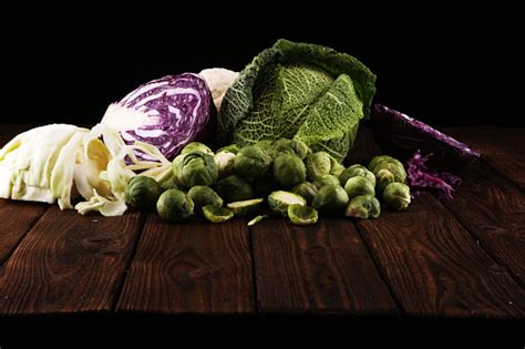 유기농 양배추 머리입니다 붉은 양배추와 흰 양배추 사 먹는 항 산화 균형 잡힌 다이어트 콜리플라워 꽃 양배추에 대한 스톡 사진