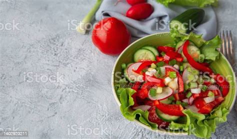 신선한 야채 샐러드와 복사 공간이있는 테이블에 다양한 야채가 있습니다 비타민과 섬유질이 풍부한 건강 식품 채식 음식 0명에 대한 스톡 사진 및 기타 이미지 Istock