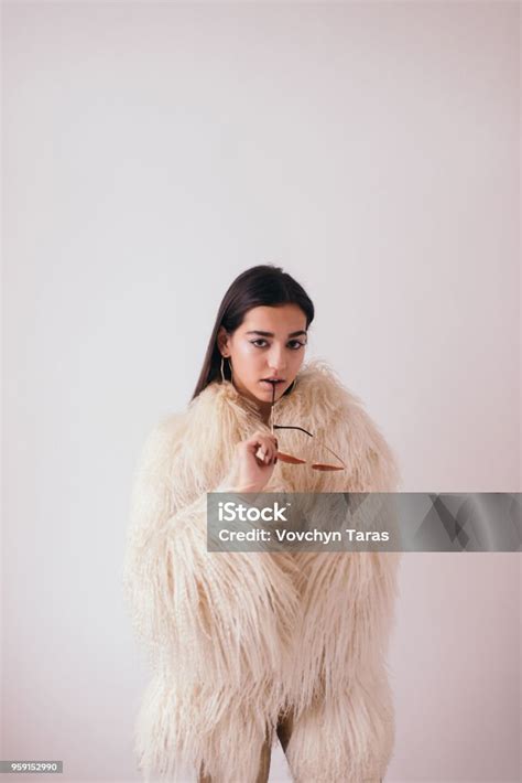 젊음 아름다움과 패션 개념입니다 백색 모피 자 켓에 검은 긴 머리와 매력적인 여자 패션모델에 대한 스톡 사진 및 기타 이미지 패션모델 메이크업 화장품 한 명의 여자만