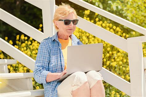 야외에서 원격 학습 교육을 위해 노트북을 사용하는 시니어 정통 여성 70 79세에 대한 스톡 사진 및 기타 이미지 70 79세 개념 관광객 Istock