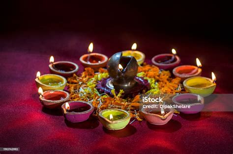 디왈리 축제 기간 동안 점토 디야 램프가 켜졌습니다 인사말 카드 디자인 인도 힌두교 빛 축제 라는 디왈리 Goddess Lakshmi에 대한 스톡 사진 및 기타 이미지