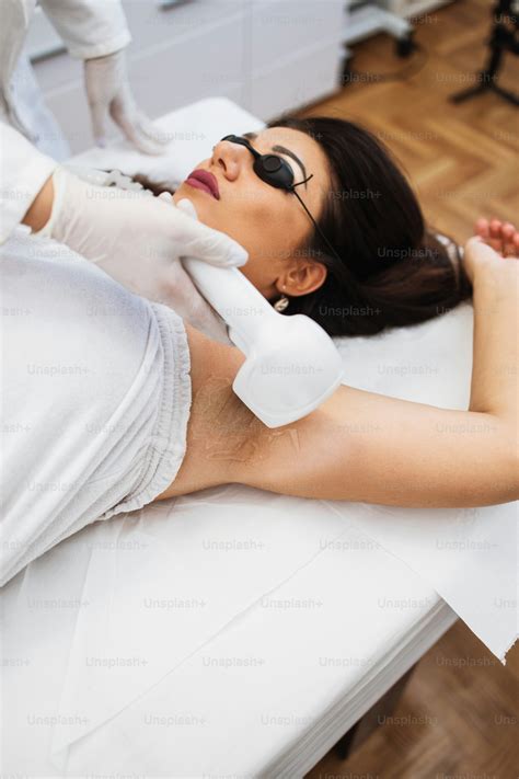 다리와 몸 피부 제모 치료를 받는 젊은 아름다운 여성 현대 바디 케어 및 화장품 개념입니다 사진 Unsplash의 인체 이미지