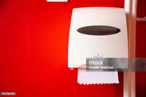 공용 화장실의 플라스틱 디스펜서 상자에 티슈 종이 타월 빨간 화장실 환경 친화적 인 냅킨 종이에 대한 스톡 사진 및 기타 이미지 Istock