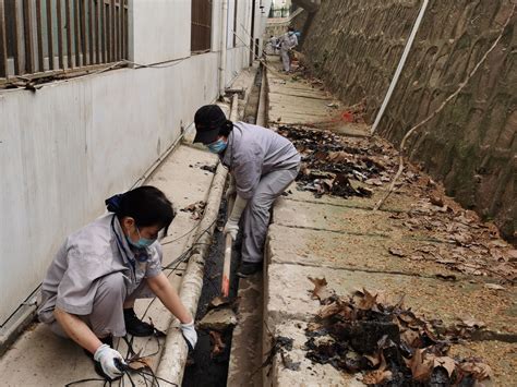 未雨绸缪 畅通无阻物业服务中心全面清理楼宇周边排水沟 中国地质大学后勤保障部