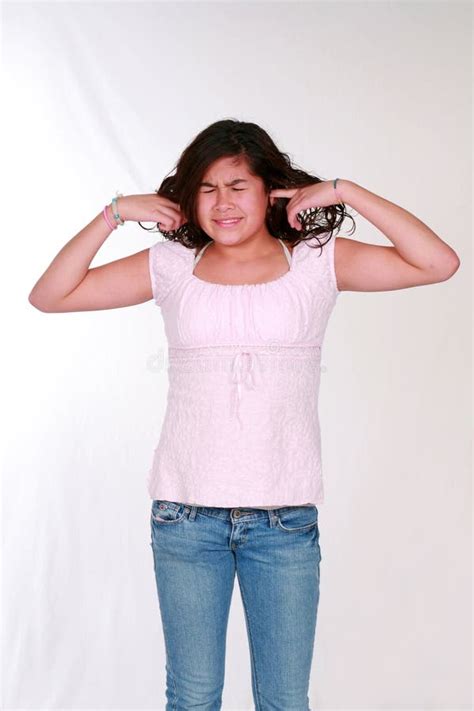 De Oren Van De Holding Van Het Meisje Van Latina Stock Afbeelding Image Of Latino Krullend