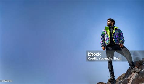 절벽 꼭대기에 스노우 재킷과 트랙 팬츠를 입고 서 있는 인도 소년의 배너 이미지 즐기고 자유 개념 관광에 대한 스톡 사진 및 기타 이미지 Istock
