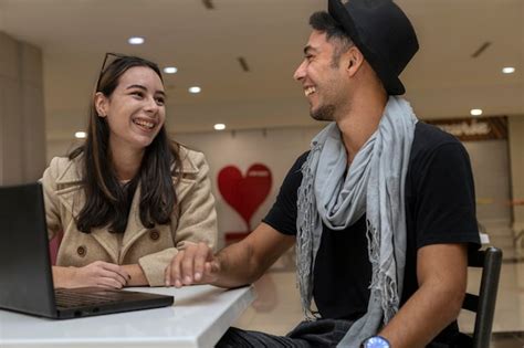 Joven pareja latina comparte felizmente un día especial Foto Premium