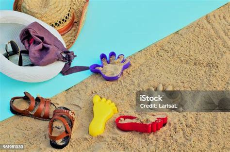 모래 해변이 나 샌드 박스에 모래에 있는 발자국 모래와 인근 어린이 신발에 대 한 양식입니다 부모님의 태양 광선을 보호 하기 위해 주변 액세서리 복사 공간에 대 한 배경