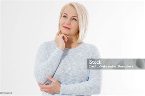 행복 하 게 아름 다운 초상화 중년 금발 여자를 닫습니다 복사 공간이 있는 흰색 배경에 격리된 중년의 건강한 여성 폐경기와 건강 관리 성숙한 아가씨 주름진 얼굴 접힌 손