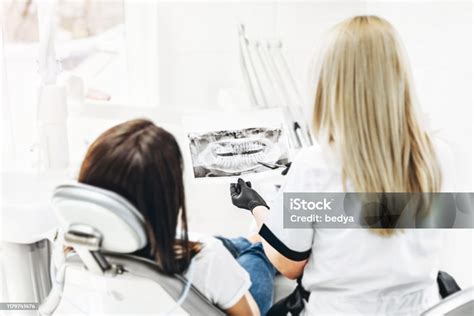 치과 의사가 환자를 위한 엑스레이를 보여주고 치료 계획을 설명합니다 건강 진단에 대한 스톡 사진 및 기타 이미지 건강 진단 건강관리와 의술 검사 보기 Istock