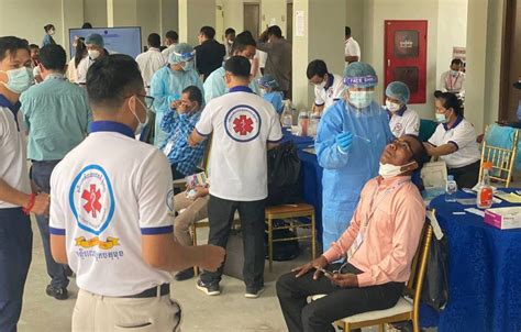 អ្នក សារ ព័ត៌ មាន ជាតិ និង អន្តរជាតិ បាន មក ធ្វើ តេស្តរ ហ័ស ជំងឺ កូវីដ ១ ៩ ដើម្បី ត្រៀម ជួប