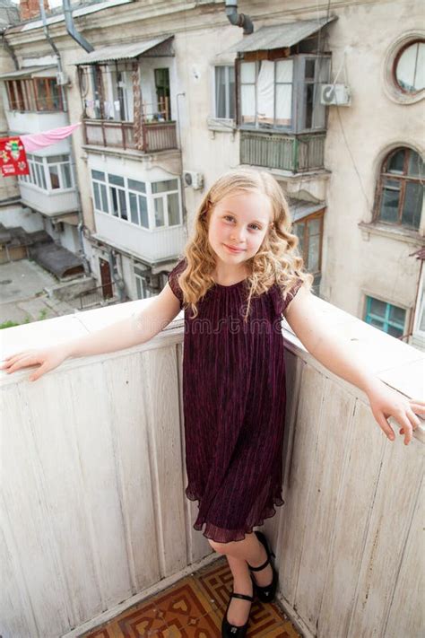 Ritratto Di Una Bella Ragazza Bionda Di Anni Immagine Stock Immagine Di Adorabile Vestito