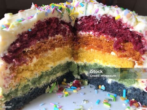 홈 메이드 무지개 층 스폰지 생일 케이크의 단면 이미지는 멀티 컬러 파스텔 색조에 화이트 버터 크림 질감 아이싱과 색종이 설탕 페이스트 뿌려 덮여 0명에 대한 스톡 사진 및