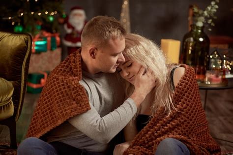 Lindo Casal De Esposa E Marido No Interior Da Casa Estética Aconchegante Com árvore De Natal