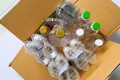 클로즈업 재활용 플라스틱 병 용기 상자 갈색 판지 상자에 가정 쓰레기 분류 폐기물 제로 지속 가능성 개념 흰색 배경 상단 각도보기 선택적 초점 0명에 대한 스톡 사진 및