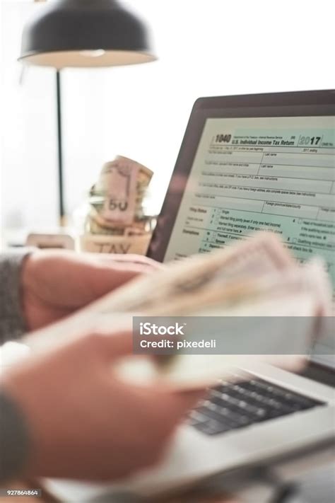 표시는 디스플레이에 1040 세금 양식을 온라인으로 작성 세금 양식 세금에 대한 스톡 사진 및 기타 이미지 세금 환불 장치 화면 Istock