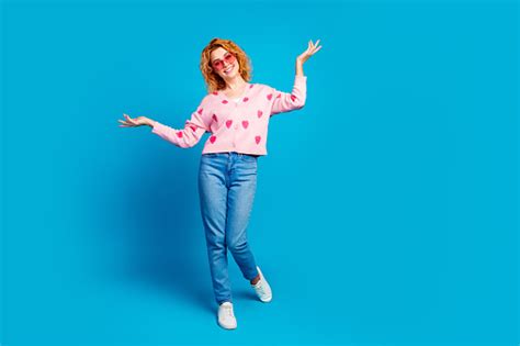 매력적인 젊은 여자가 손을 들고 선글라스를 입은 멋쟁이 분홍색 옷을 입은 전체 길이 사진 파란색 배경에 고립 된 30 34세에