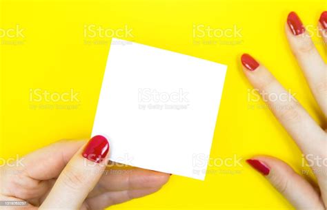 빈 흰색 여성 손에 목록 스티커를 할 수 있습니다 노란색 배경에 미리 알림 메모 용지를 닫습니다 공간을 복사합니다 미니멀리즘 독창적이고 창의적인 사진 Usb 메모리에 대한