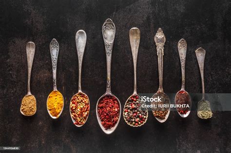 다양한 향신료돌 테이블에 빈티지 숟가락 다채로운 허브와 향신료 동양 시장 맨 위 보기 카페 컨셉 맛있는 음식 배달 가루로 빻은에