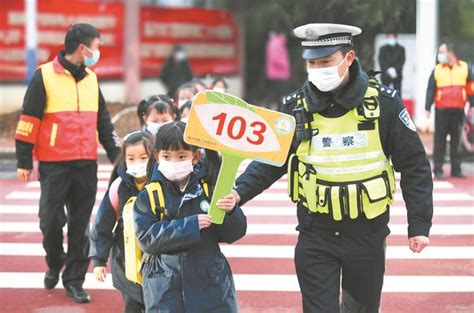 护学岗上，咸宁交警“手牵手”护送孩子回家 楚天都市报数字报