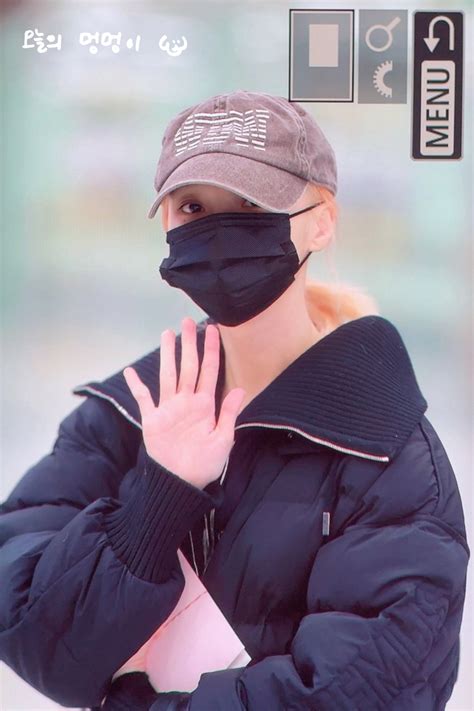 더쿠 금발에서 천천히 색을 입히는 중인 듯한 에스파 윈터 일본 출국 사진