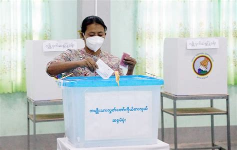 ဒက္ခိဏသီရိမြို့နယ်တွင် ပါတီစုံဒီမိုကရေစီအထွေထွေရွေးကောက်ပွဲအတွက် မဲဆန္ဒရှင်ပြည်သူများ အေးချမ်း လ