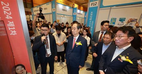 취업박람회 부스 살펴보는 한덕수 국무총리