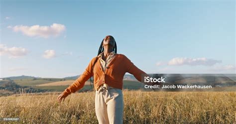 평화 햇살 자연 신선한 공기 여행과 함께 휴가를 보내는 행복하고 들판과 흑인 여성 아프리카 사람 야외 활동 소녀 행복 모험 여름 방학 건강 또는 호흡 자유에 대한 스톡 사진