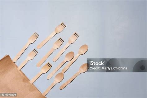 대나무 나무와 종이로 만든 친환경 일회용 식기 천연 소재 나무 숟가락 포크 친환경소재의 일회용 식기 텍스트에 대 한 배치 나무 일회용 티스푼의 레이아웃 0에 대한 스톡 사진
