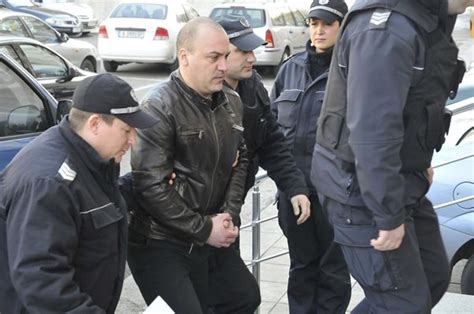 Жената която се кри под бюро от банковия обирджия Стефан не била потърпевша