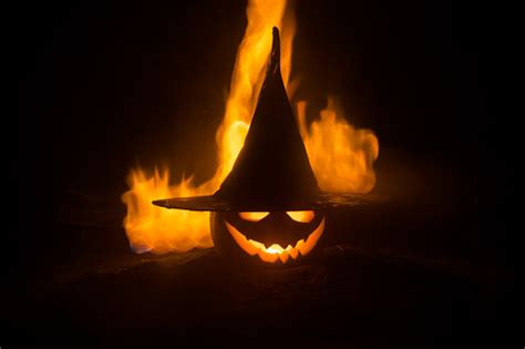 할로윈 개념입니다 잭오랜 턴 미소 그리고 파티 밤 무서운 눈 마녀 모자에 진한 안개 배경에서 무서운 호박의 보기를 닫습니다 선택적 초점입니다 0명에 대한 스톡 사진 및 기타