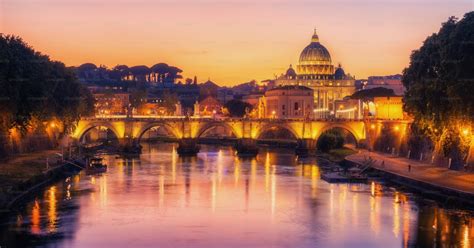 바티칸 성 베드로 대성당과 이탈리아 로마 도심의 테베레 강을 건너는 성 안젤로 다리가 있는 로마 스카이라인 고대 로마의 역사적 명소 명소 이탈리아 여행 목적지 사진