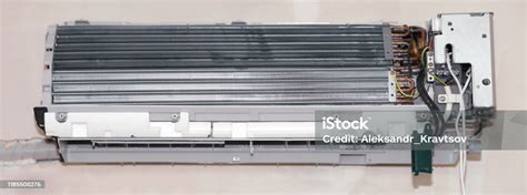 벽걸이 형 에어컨의 클로즈업 고품질 파노라마 개념 수리 및 유지 보수 에어컨 쿨러의 기술자 청소 코일의 이미지 청소하기에 대한 스톡 사진 및 기타 이미지 Istock