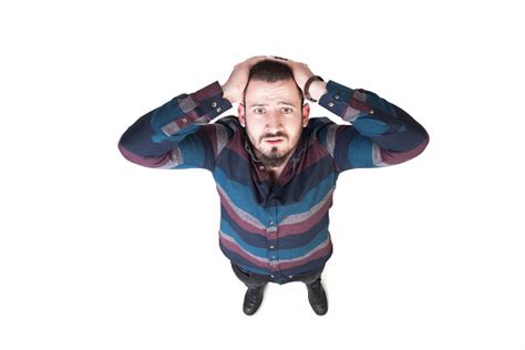 흰색 바탕에 좌절된 한 표정으로 카메라를 보고 충격 을된 젊은 남자의 높은 각도 보기 20 29세에 대한 스톡 사진 및 기타