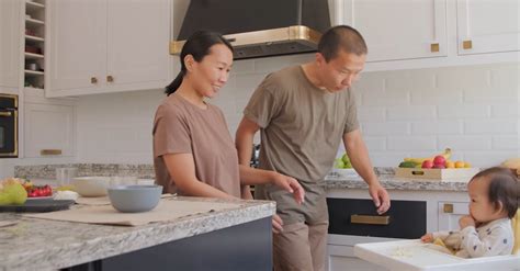 가스 난로 가정 생활 가정 요리 가족 가족 본딩 건강한 건강한 식생활 과일 국내 설정 기쁨 높은 의자 단란함