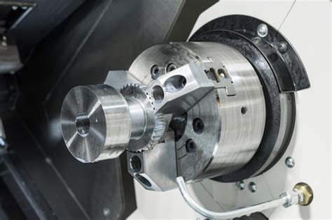 선반 척 Cnc 기계에 고정 된 금속 가공물 프리미엄 사진