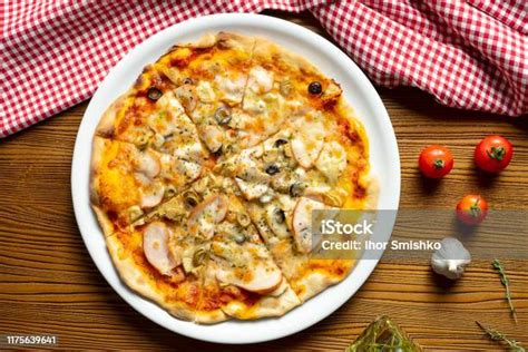 붉은 천과 올리브 오일과 구성의 나무 배경에 햄 버섯과 올리브신선한 수제 피자 이탈리아 요리 탑 뷰 음식 사진 건강하지 못한 생활방식에 대한 스톡 사진 및 기타 이미지