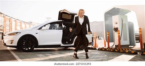 현대 Ev 248개가 넘는 로열티 프리 라이선스 대상 스톡 사진 Shutterstock
