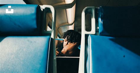 창문 옆 기차에 앉아 있는 남자 사진 Unsplash의 무료 쿠션 이미지