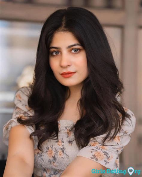 Beautiful Pakistani Girls Discovering Love In Pakistan