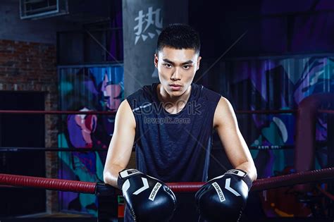 권투 장갑을 끼고 운동 남성 사진 무료 다운로드 Lovepik