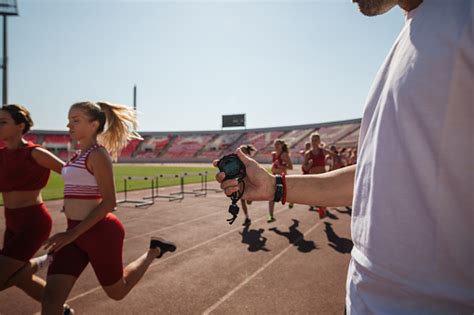 스톱워치에서 시간을 확인하면서 주자의 속도를 높이도록 동기를 부여하는 코치 스톱워치에 대한 스톡 사진 및 기타 이미지 스톱워치 코치 스포츠 훈련 Istock